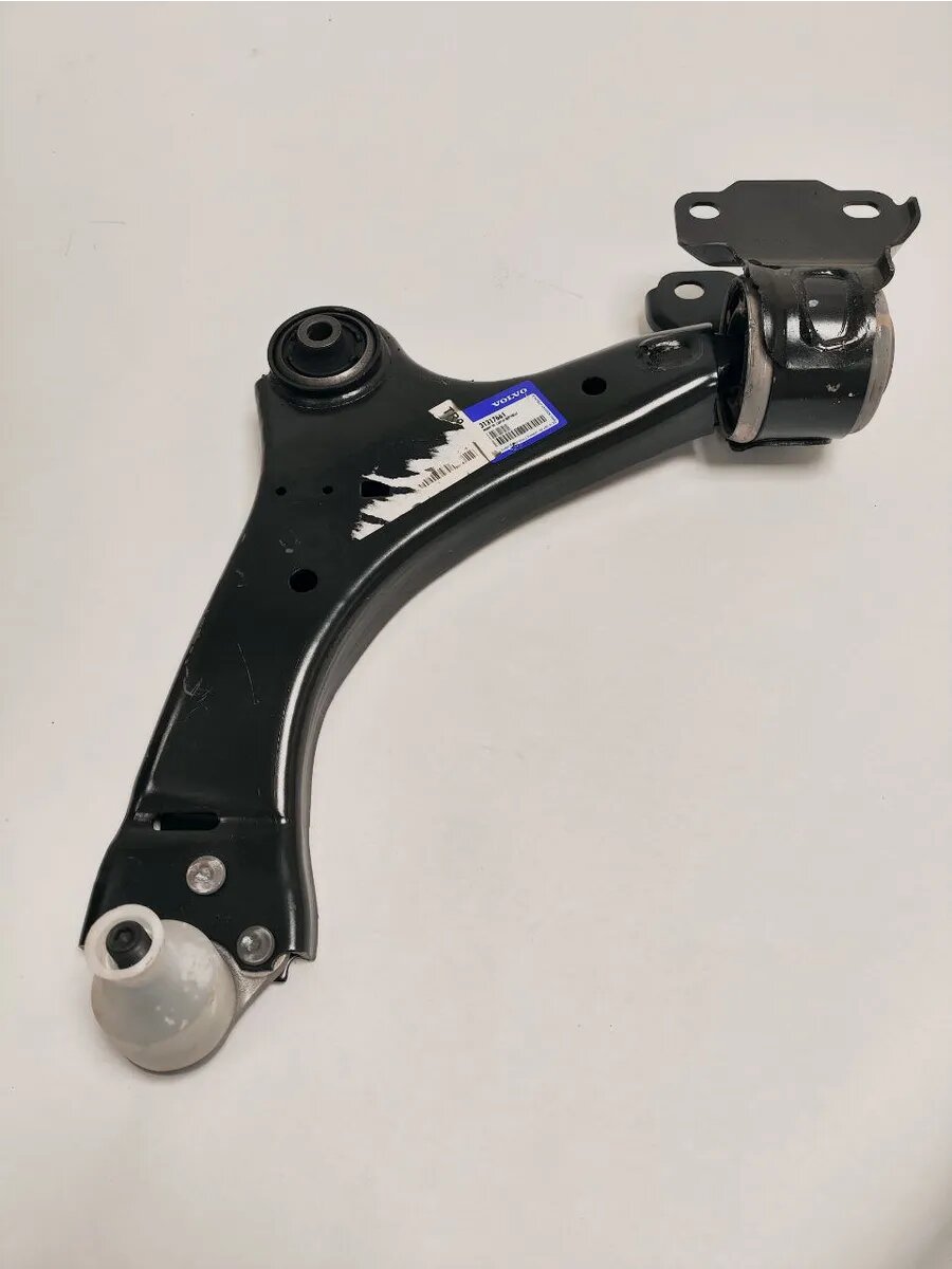 Рычаг передний левый