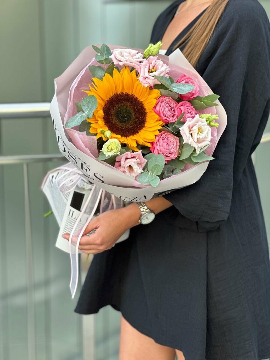 Яркий букет из подсолнуха и кустовых роз на 1 сентября