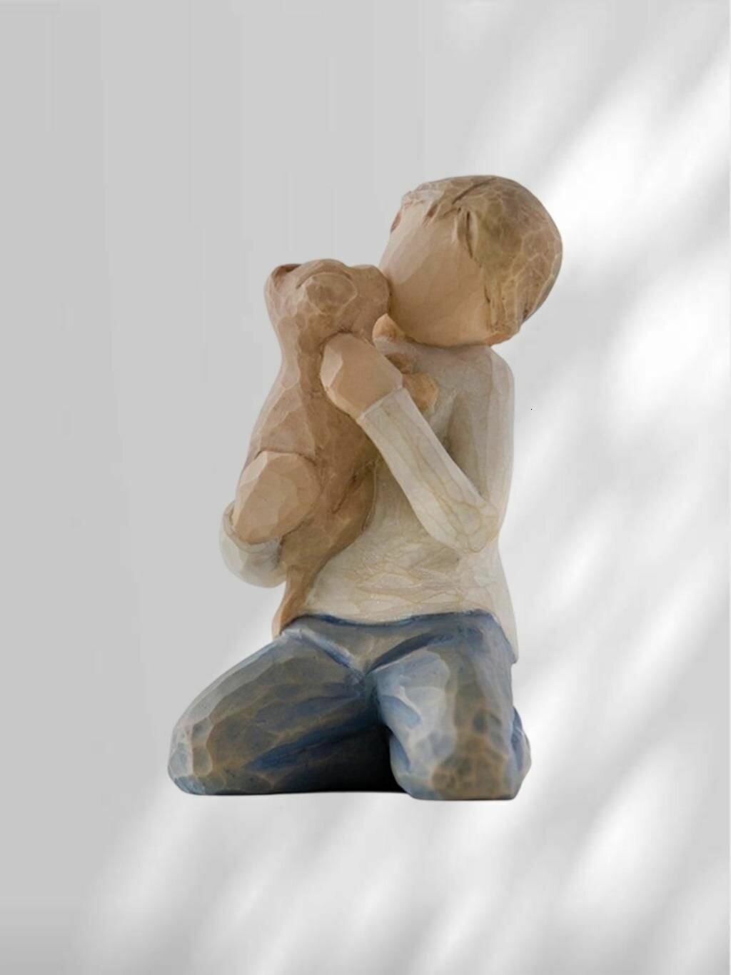 Семейная скульптура из смолы, - Маленький мальчик обнимает собаку