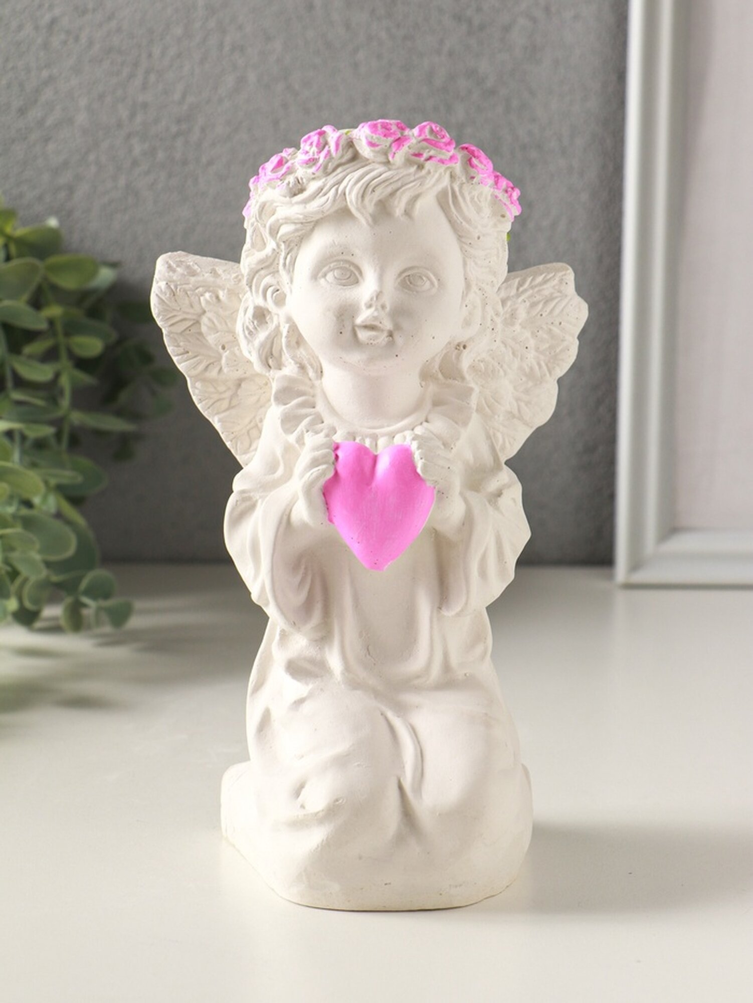 Статуэтка "Ангел с сердечком на коленях" 18х11х8 см, белый с росписью