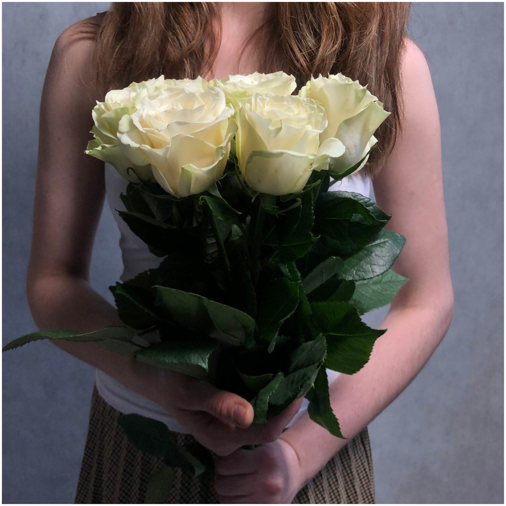 Букет из 9 белых роз сорта мондиаль 60см (эквадор) с атласной лентой.