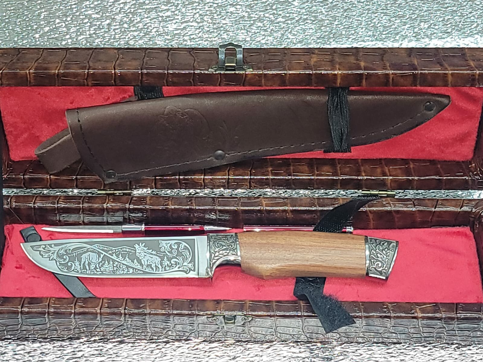 Нож туристический Олень , разделочный в чехле ножнах и подарочный кожаный футляр , ручка нож.