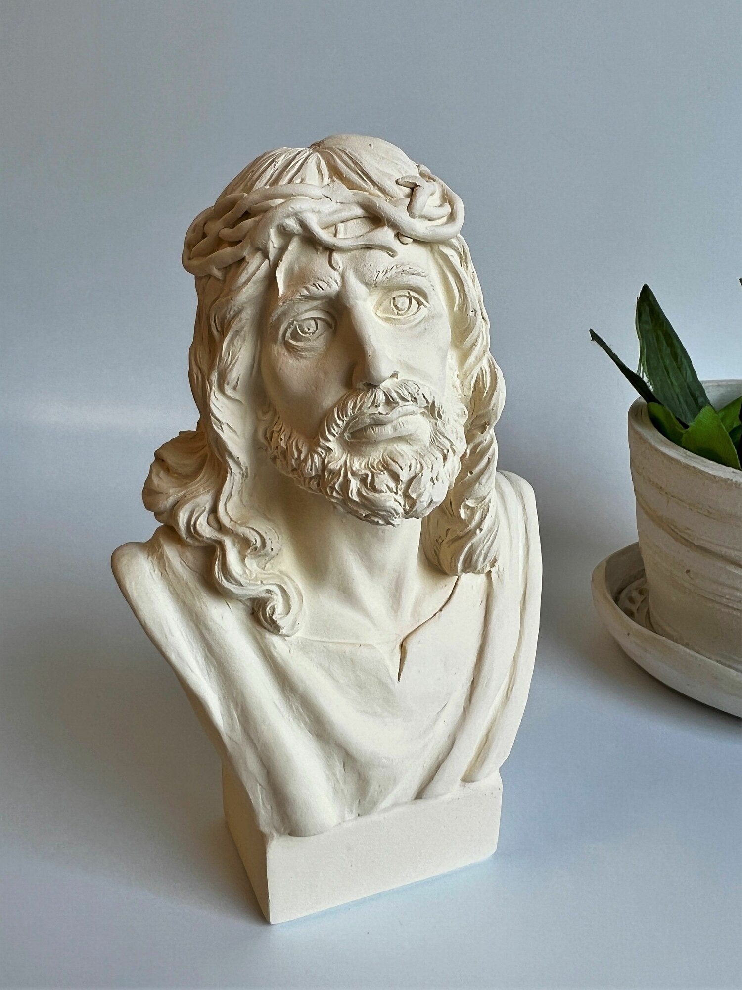 Статуэтка бюст Иисус Христос бежевый. Гипс. Высота 14 см.