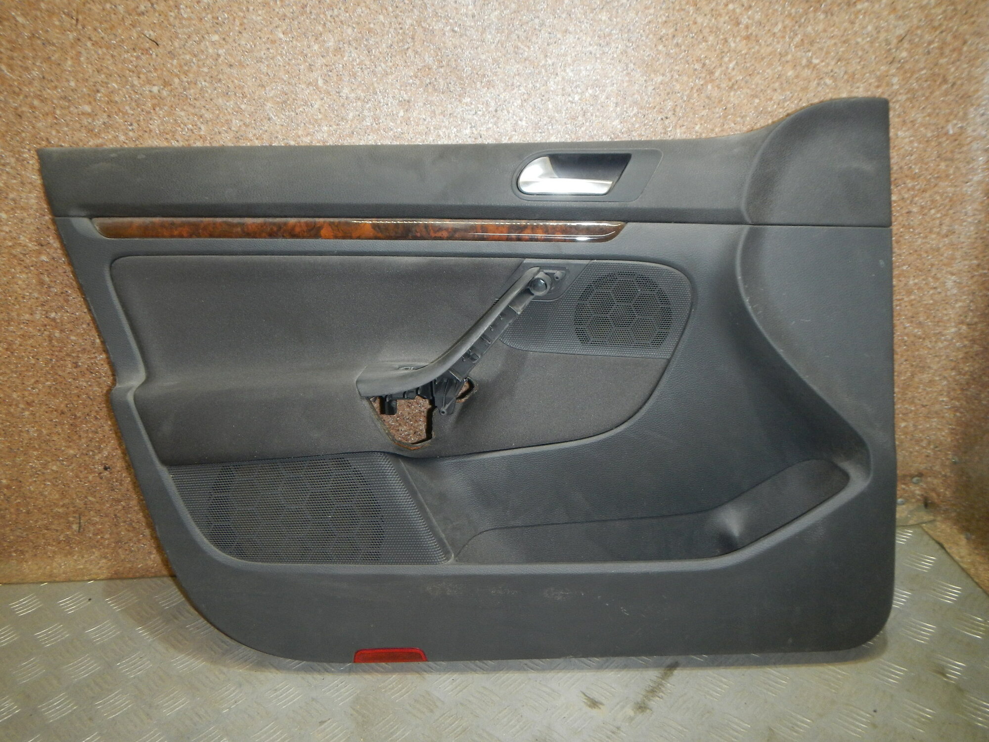 Б/У Обшивка двери передней левой, Volkswagen (Фольксваген)-JETTA (06-11) VOLKSWAGEN JETTA (06-11) правый руль Грязная. 50...