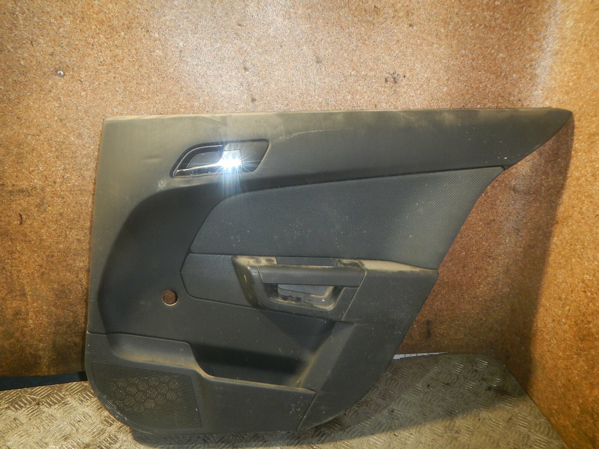 Б/У Обшивка двери задней правой, Opel (Опель)-ASTRA H (04-) OPEL ASTRA H (04-) Грязная. 580646 GENERAL MOTORS арт. 13153918