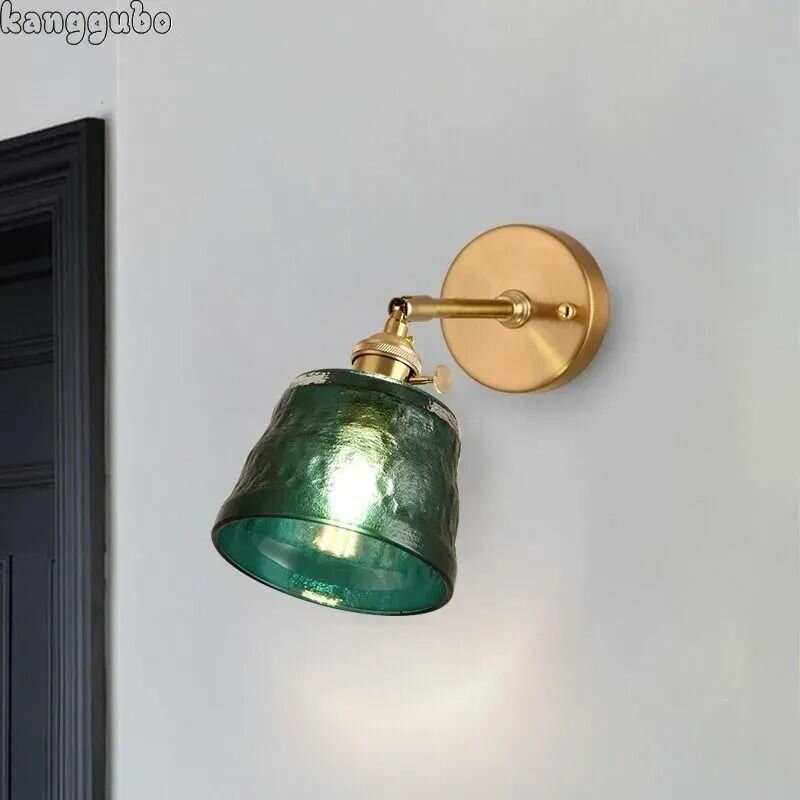 Стеклянный настенный светильник