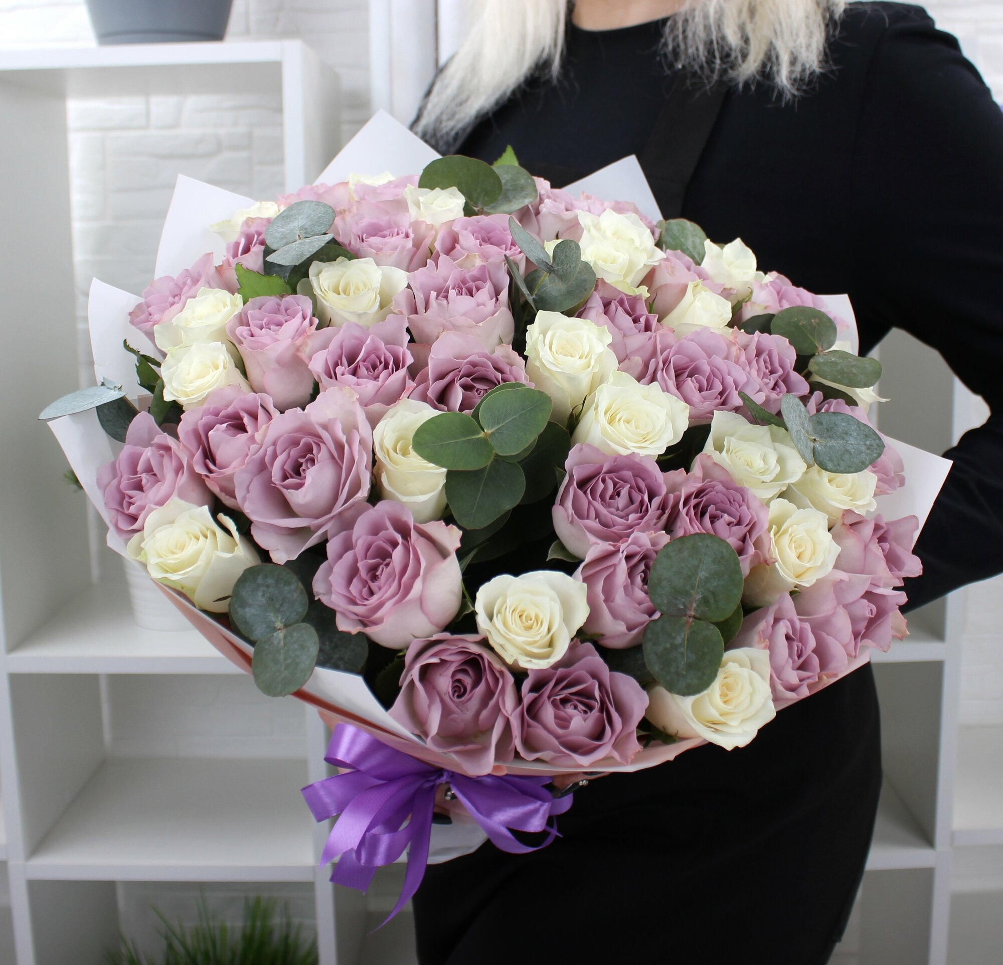 51 белая и сиреневая роза 40см, с эвкалиптом, от The FLOREAL