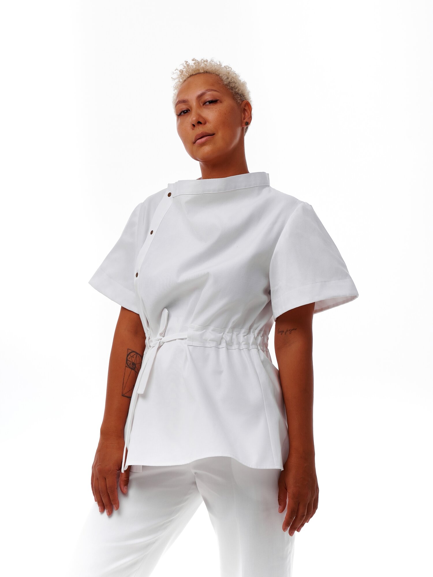 Блузка-жакет на кропках с поясом pANNdA Special, женская, медицинская, белый, размер M, длина рукава короткая