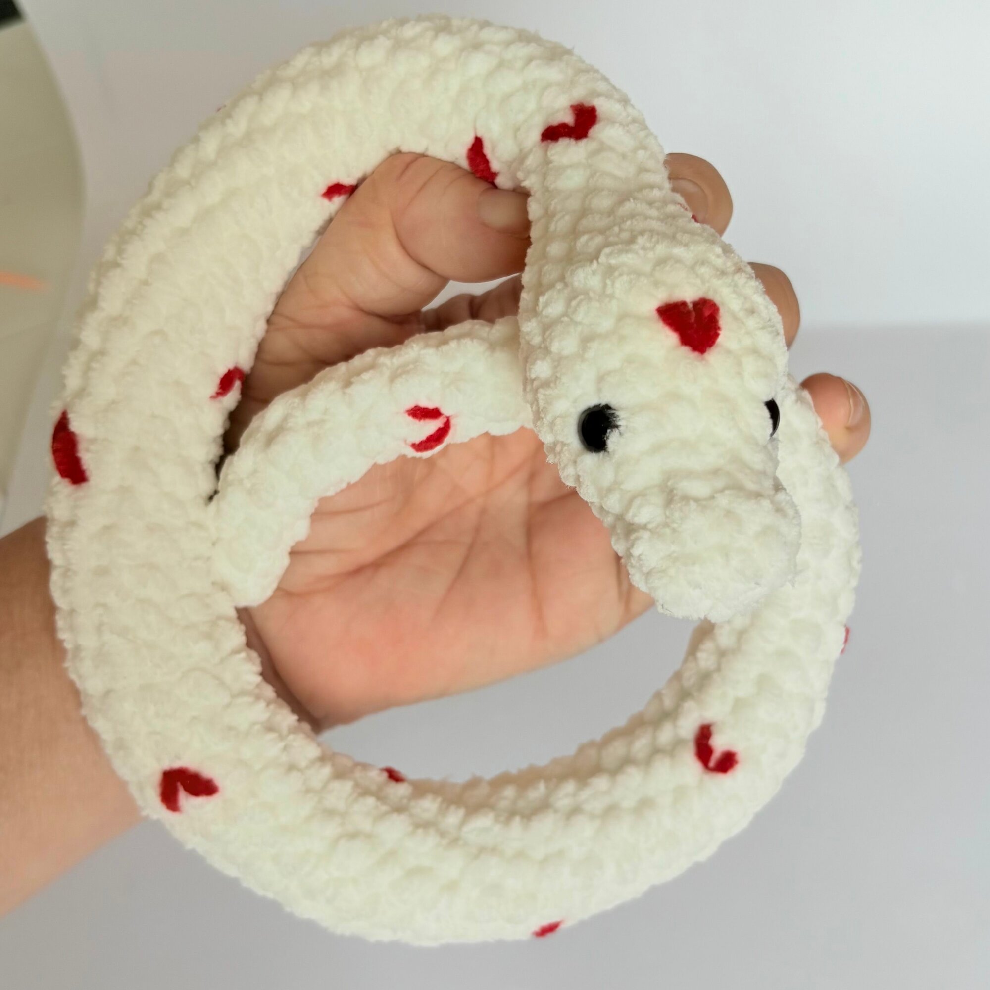 Фигурка-антистресс "Змея", вязаная, высота 60см, с сердечками, белая, приносит любовь и удачу