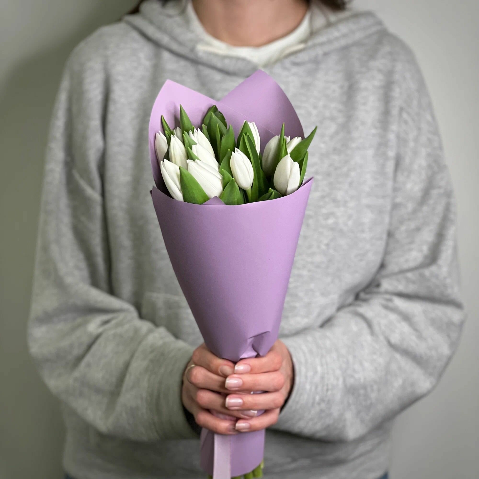 Букет живых цветов из 15 белых тюльпанов, высота 40 см от Flor2u