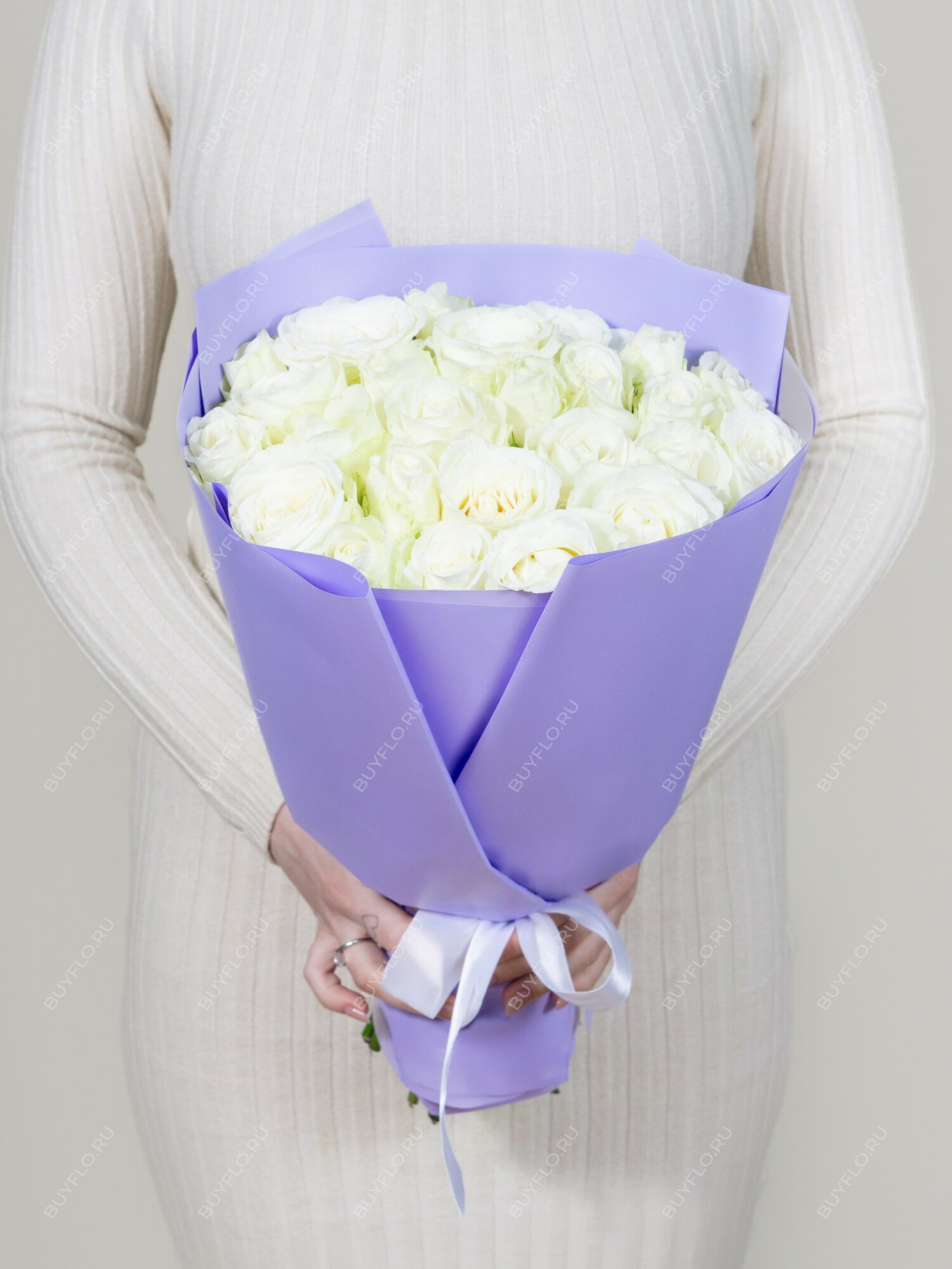 Букет из 25 белых роз в упаковке