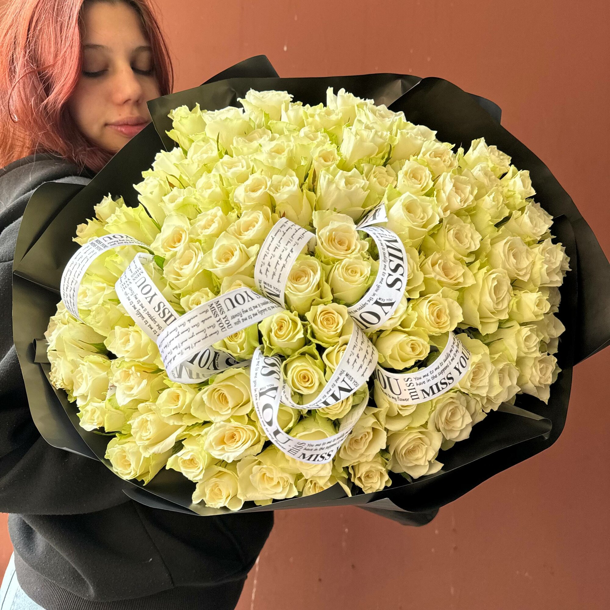 Букет из 101 белой кениской розы 40 см