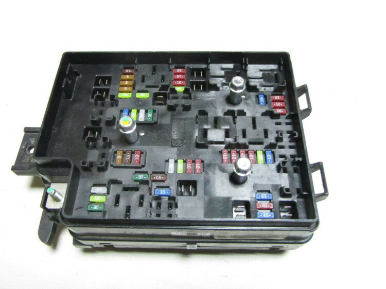 Блок предохранителей 95092982 95383529 42456297 Шевроле Авео Т300 - плато без предохранителей