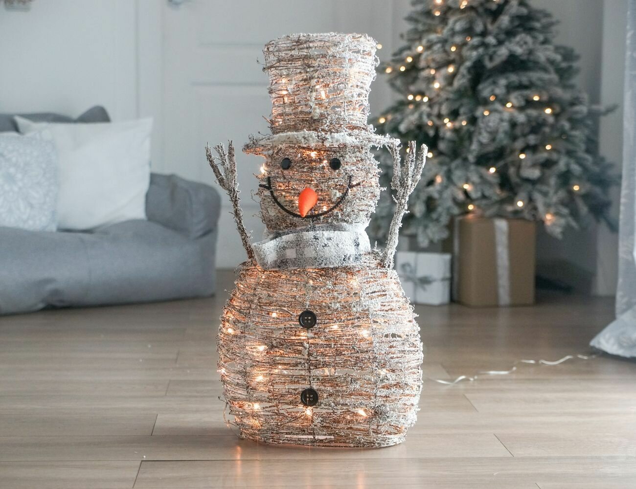 Светящийся заснеженный снеговичок из ротанга, 50 теплых белых LED-огней, 70 см, Peha Magic TR-71185-2