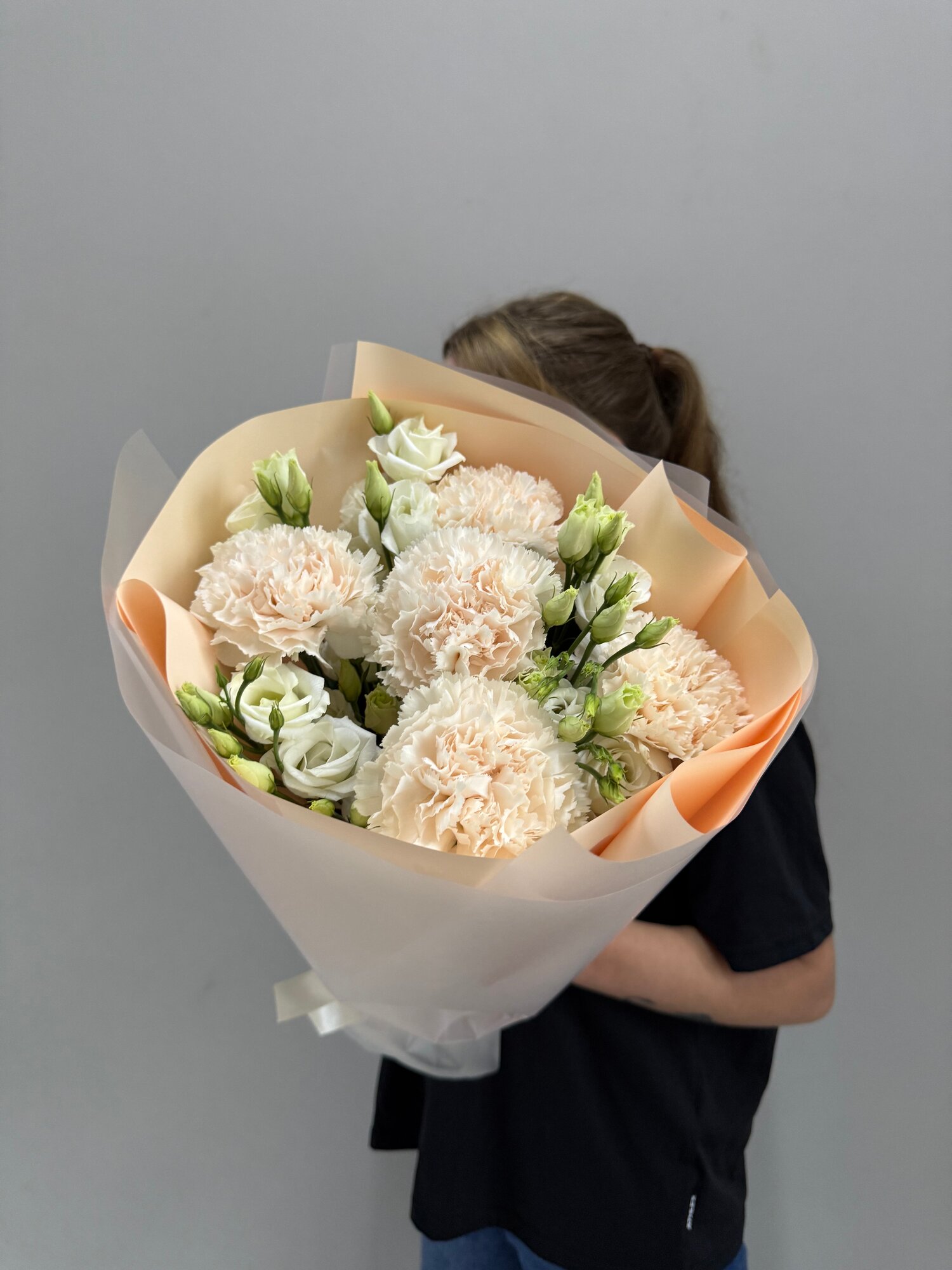 Букет AURA BUKET, из эустомы и диантуса, стойкий, на стеблях, бежевый