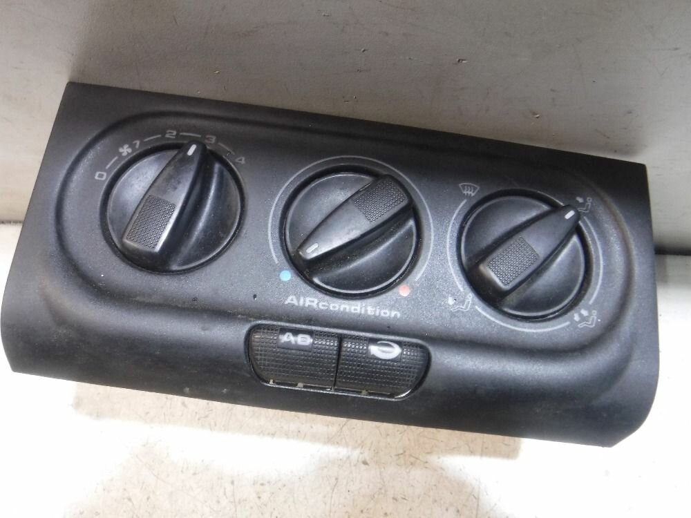 Блок управления отопителем VW Passat B4 3A0820045A