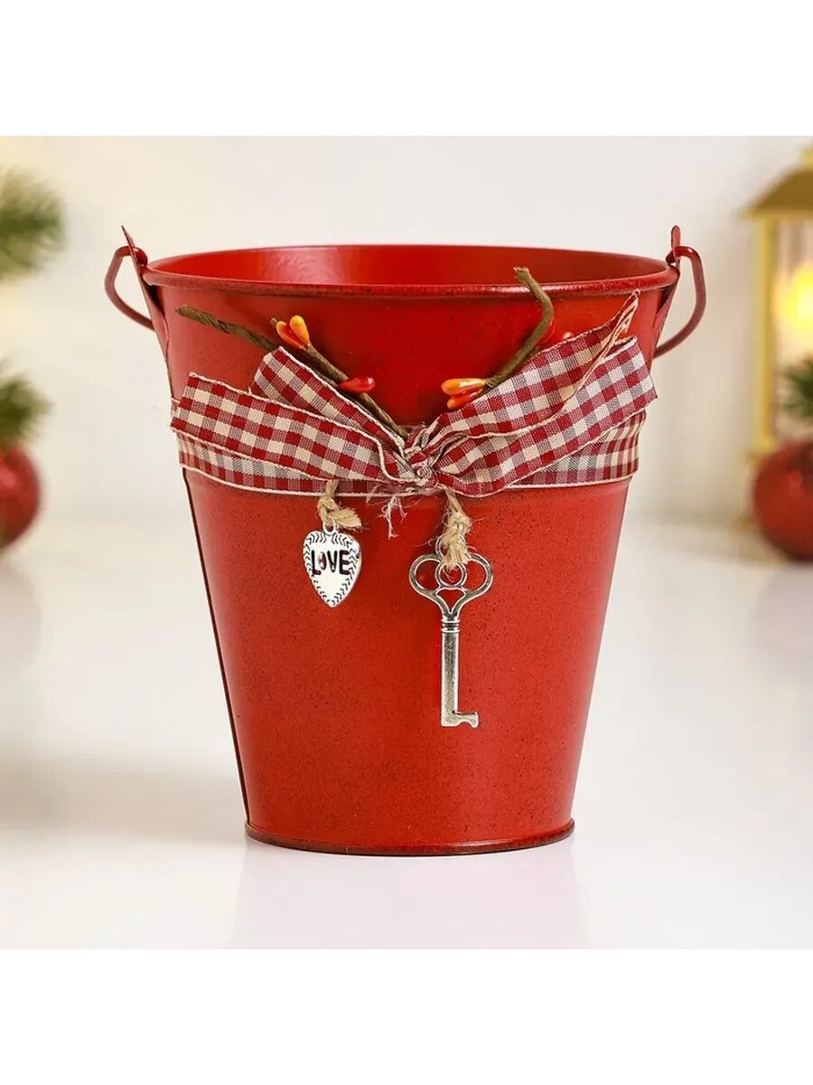 Красное металлическое кашпо 'Ведерко' для цветов