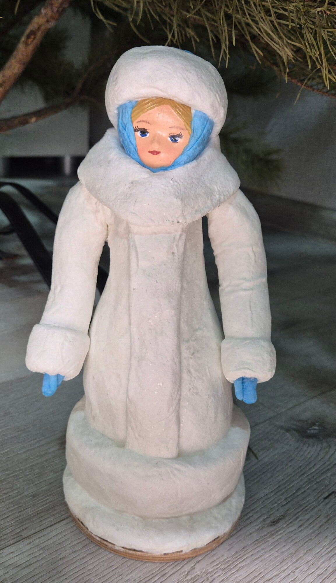 Ватная снегурочка в шапочке