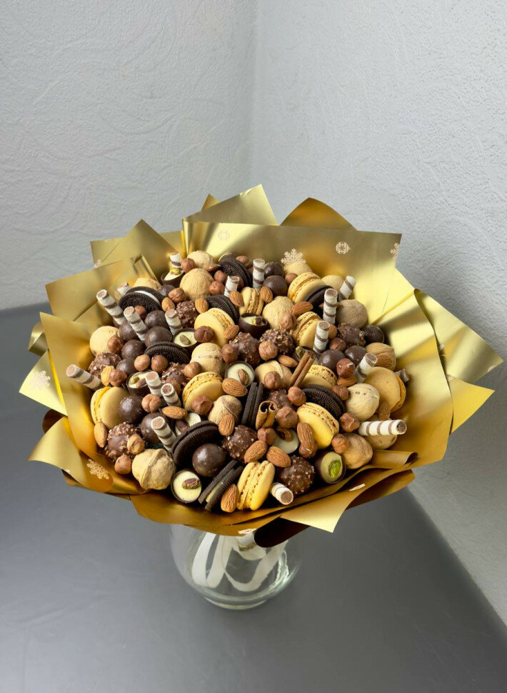Шоколадный букет с орехами, печеньем и макарунами (BuketOnline)
