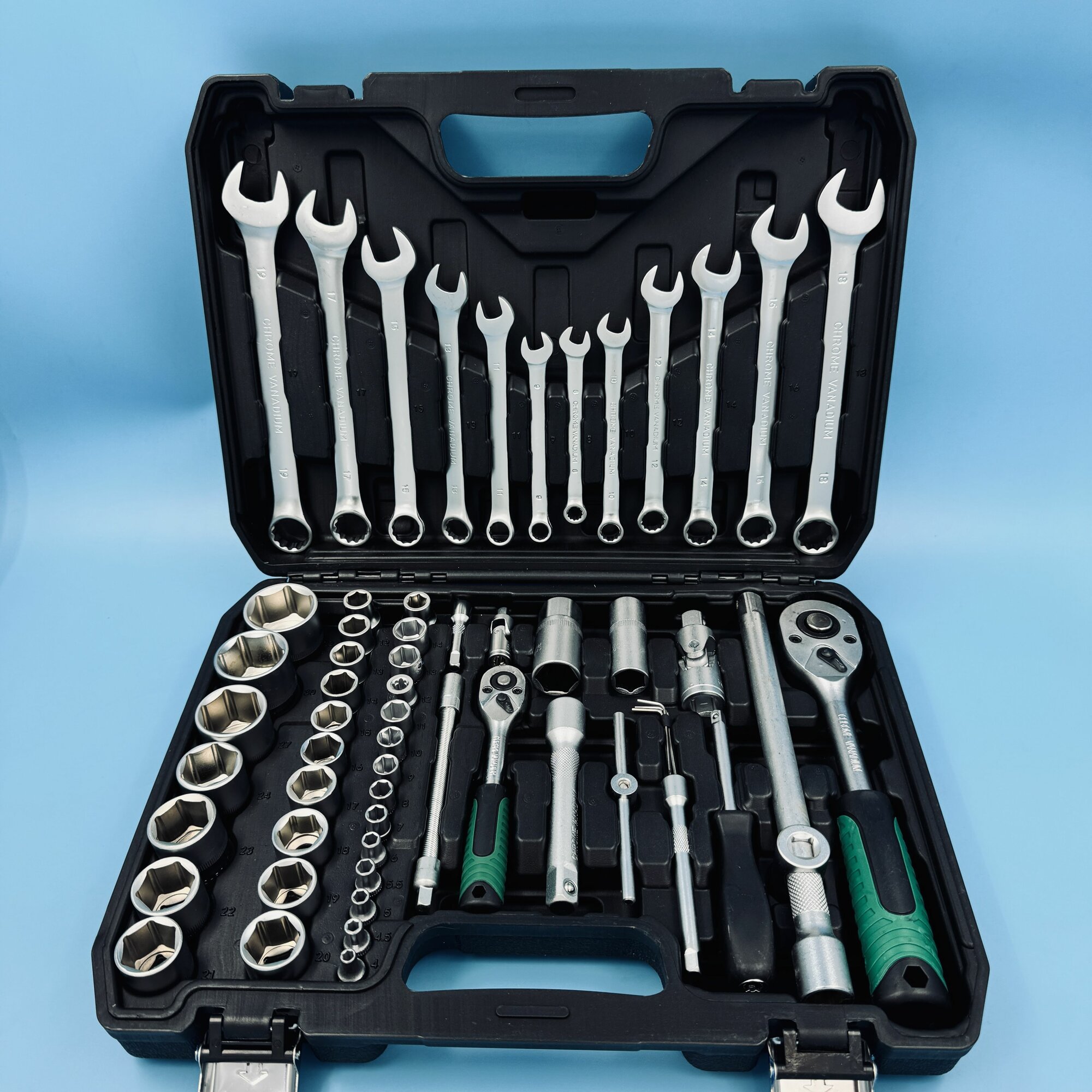 Универсальный набор инструментов для автомобиля и дома с трещоткой в чемодане 61 предмет/ Для авто гаража и сервиса СТО в кейсе/