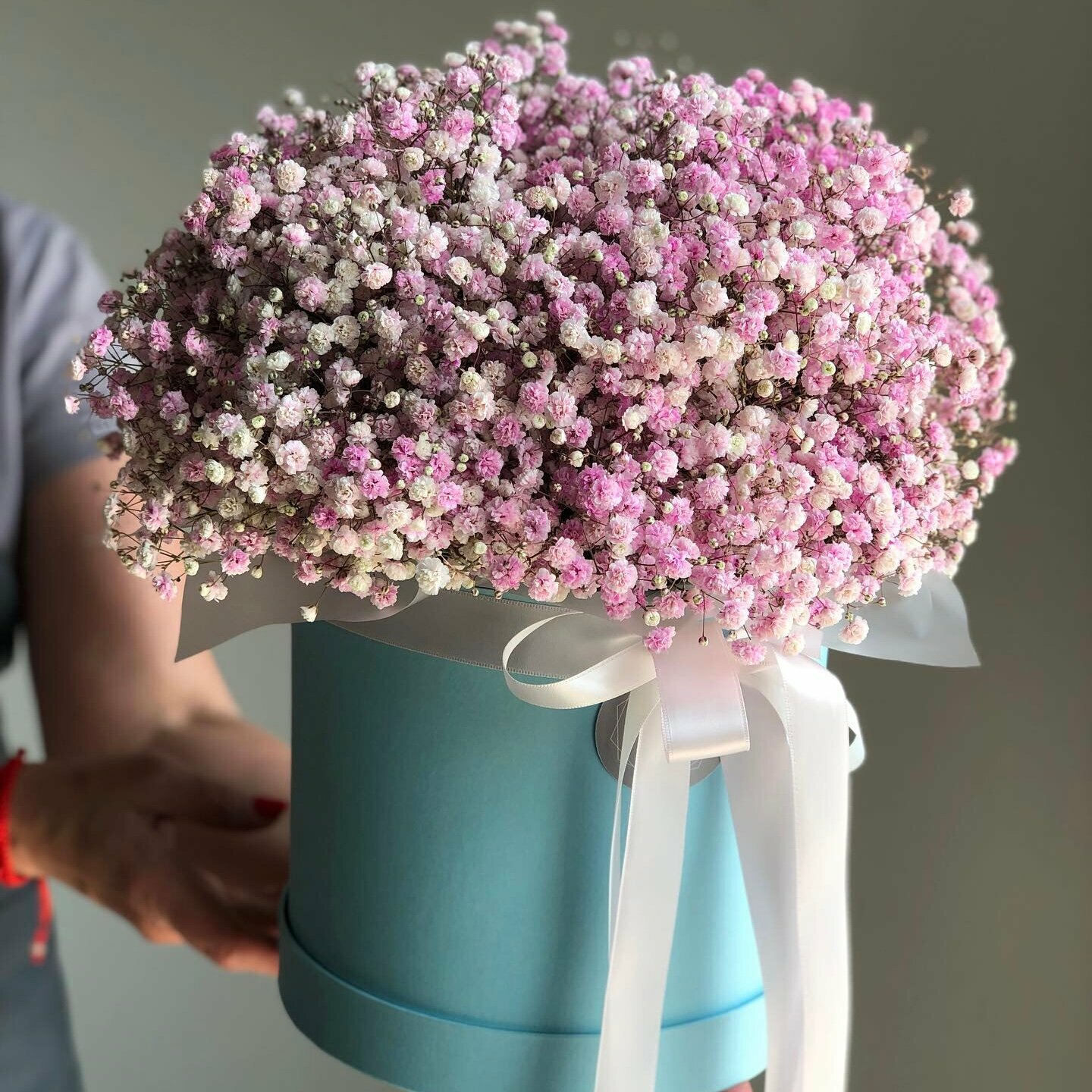 Букет из розовой гипсофилы в шляпной коробке, красивый букет цветов, шикарный, премиум цветы, премиум букет