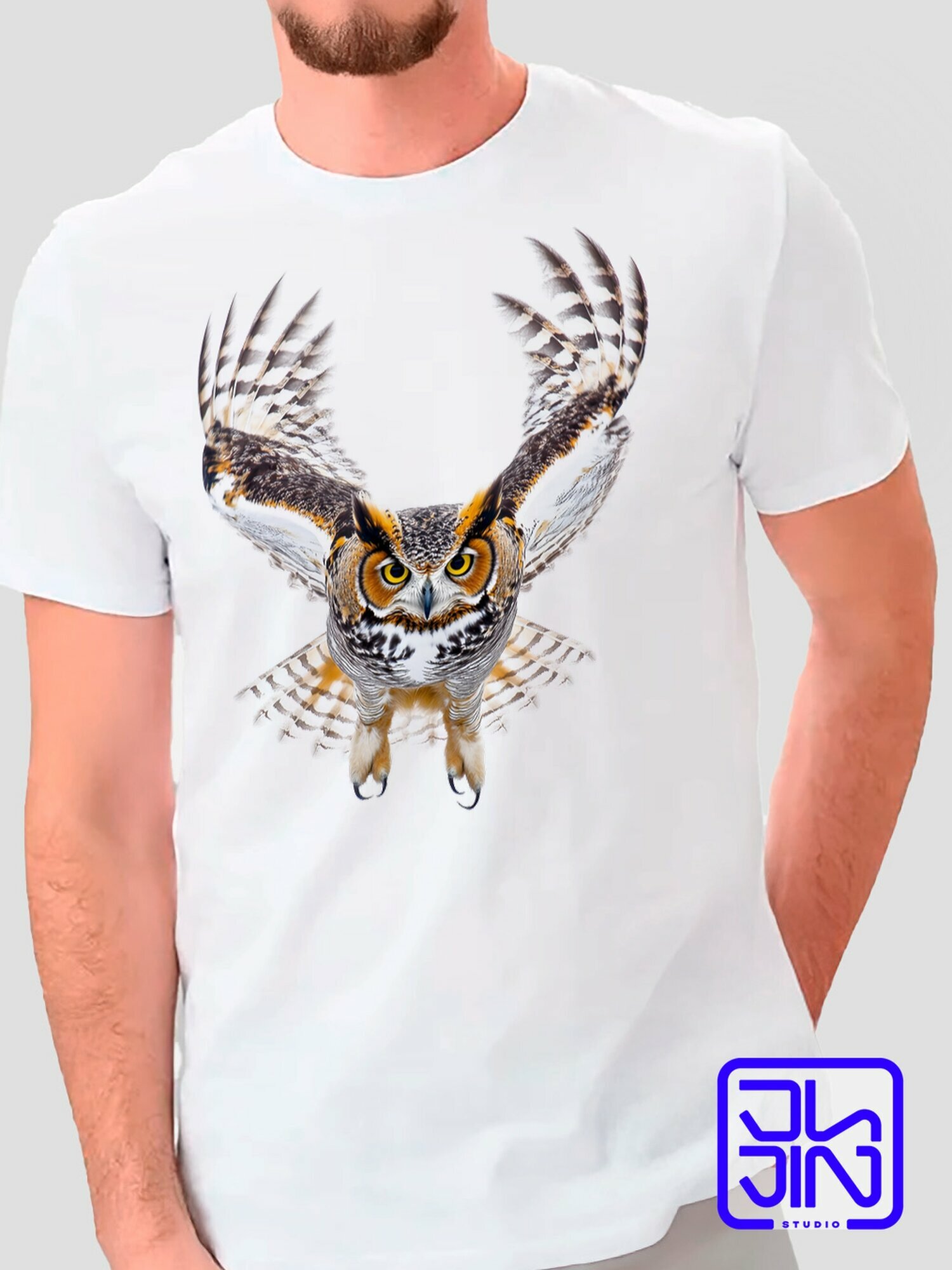 Футболка классическая мужская с авторским принтом Агрессивная черно-белая сова с мощными крыльями в черном полёте, белый хлопковый трикотаж с прикольным рисунком на груди
