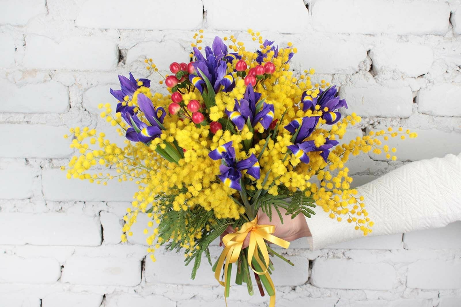 Букет Мимоза с ирисами
