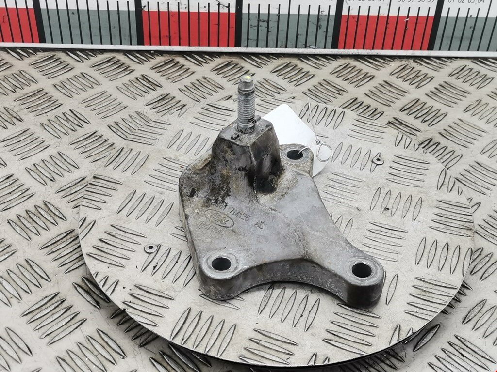 Кронштейн (крепление лапа траверса) кпп Ford Fiesta 5 2S617M125AC арт. 2182342
