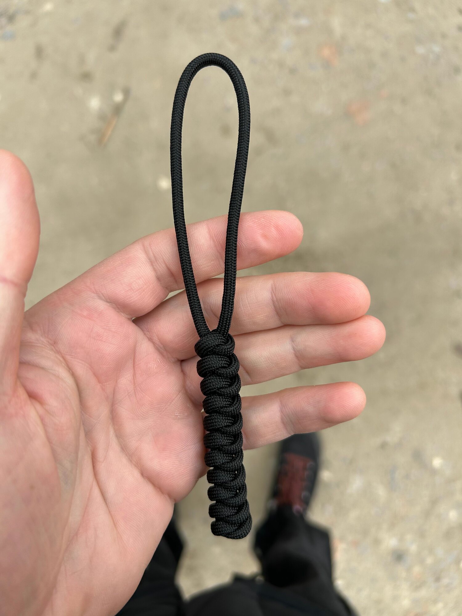 Темляк из паракорда на нож, сумку, одежду брелок.