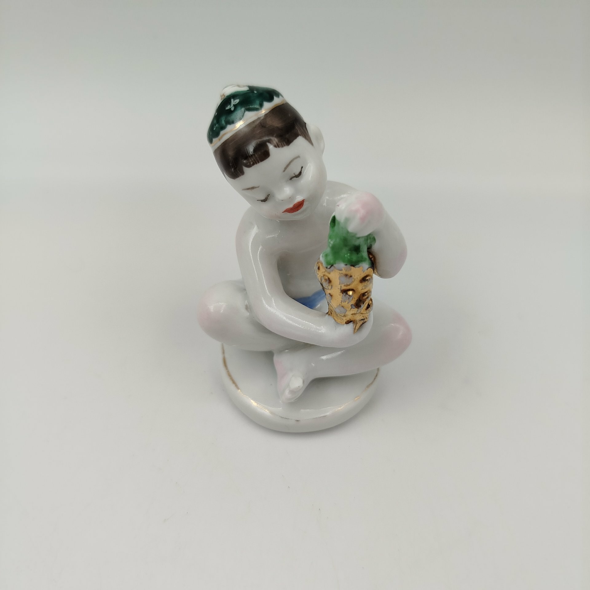 Статуэтка "Мальчик с виноградом" из серии "Счастливое детство"