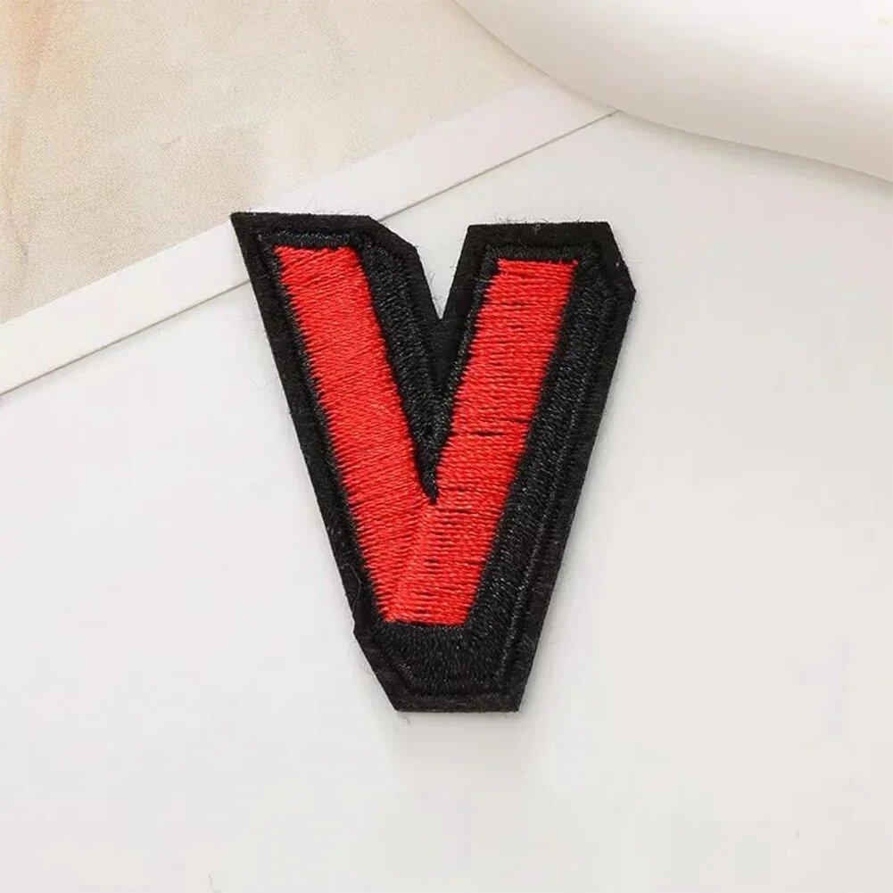 Вышитая нашивка буква V, красная, для одежды