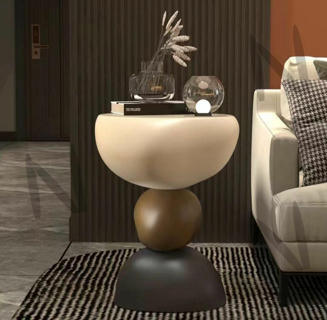 Современный минималистичный мини-журнальный столик высокого класса в кремовом стиле.