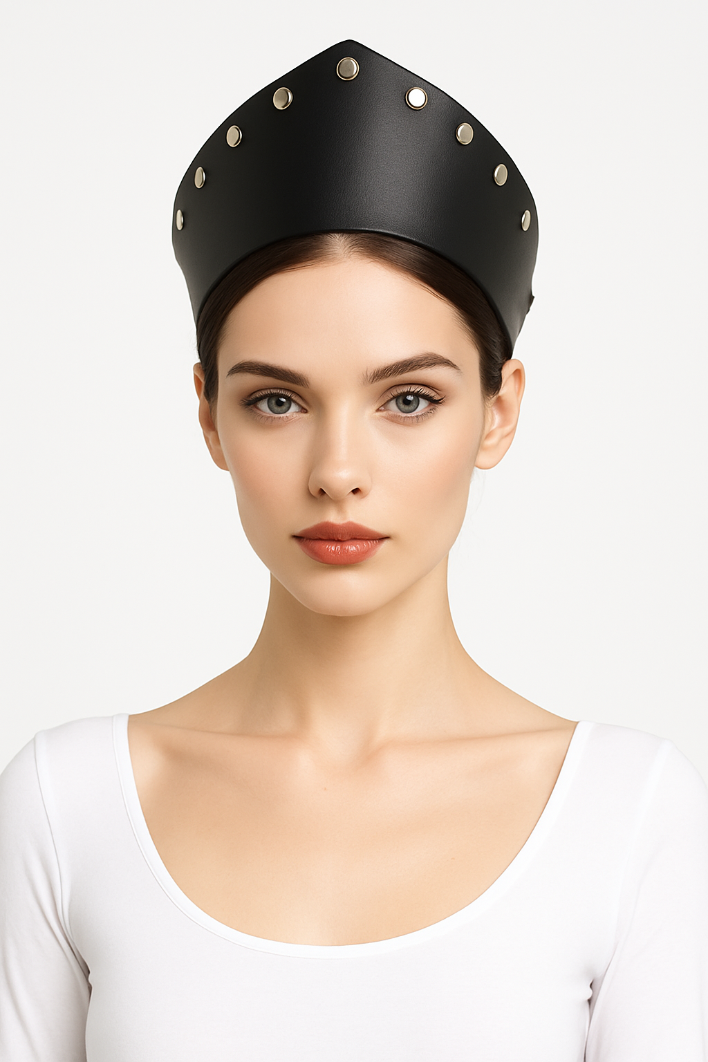 Кокошник дизайнерский, регулируемый, кожаный, чёрный, с металлическими клепками