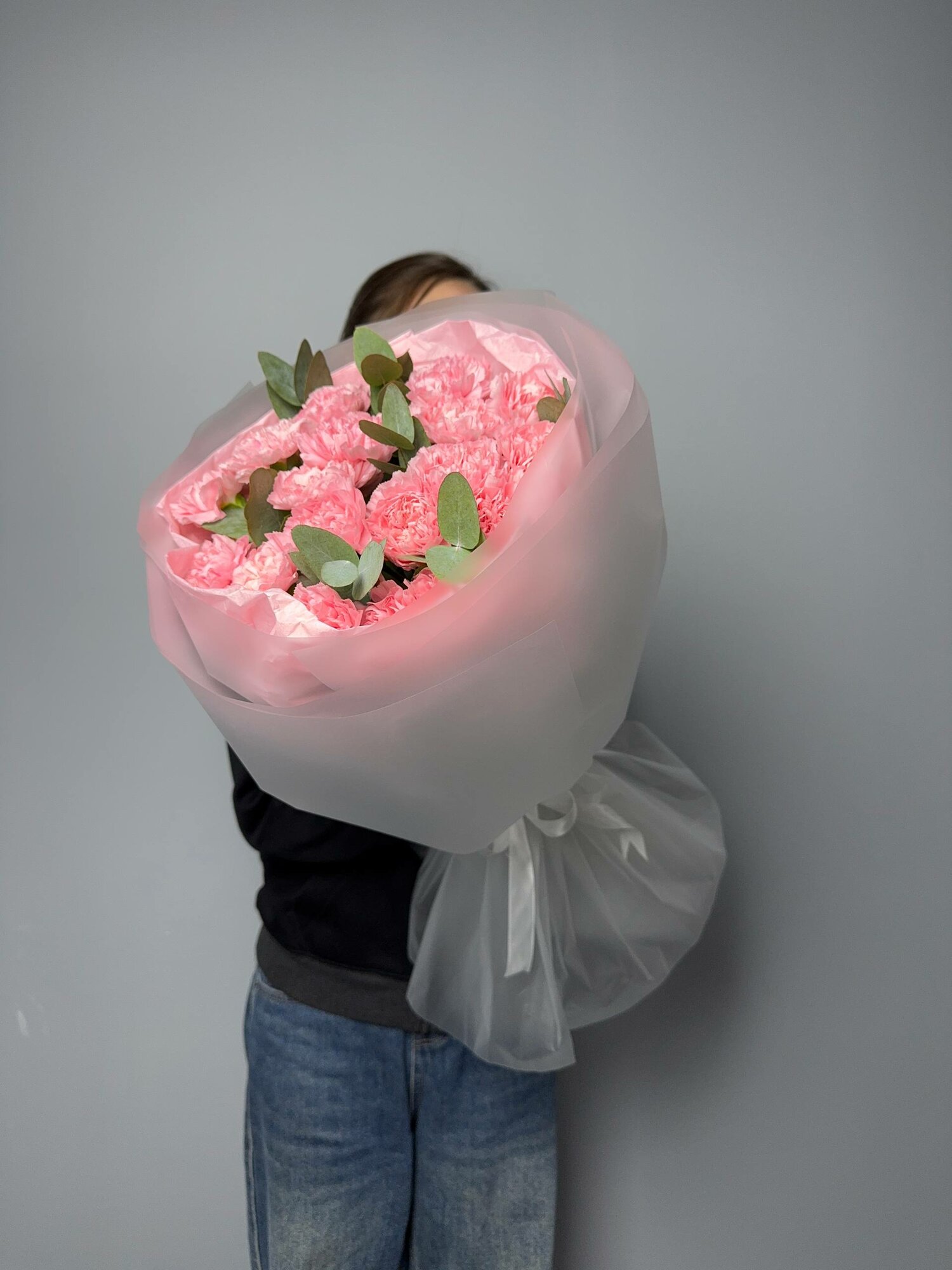 RESH FLORA Розовый Бархат – букет гвоздик и эвкалипта с доставкой