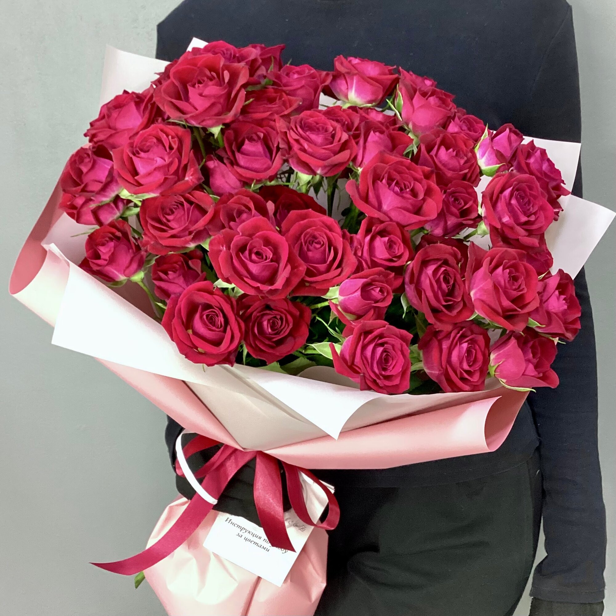 Букет бордовых кустовых роз