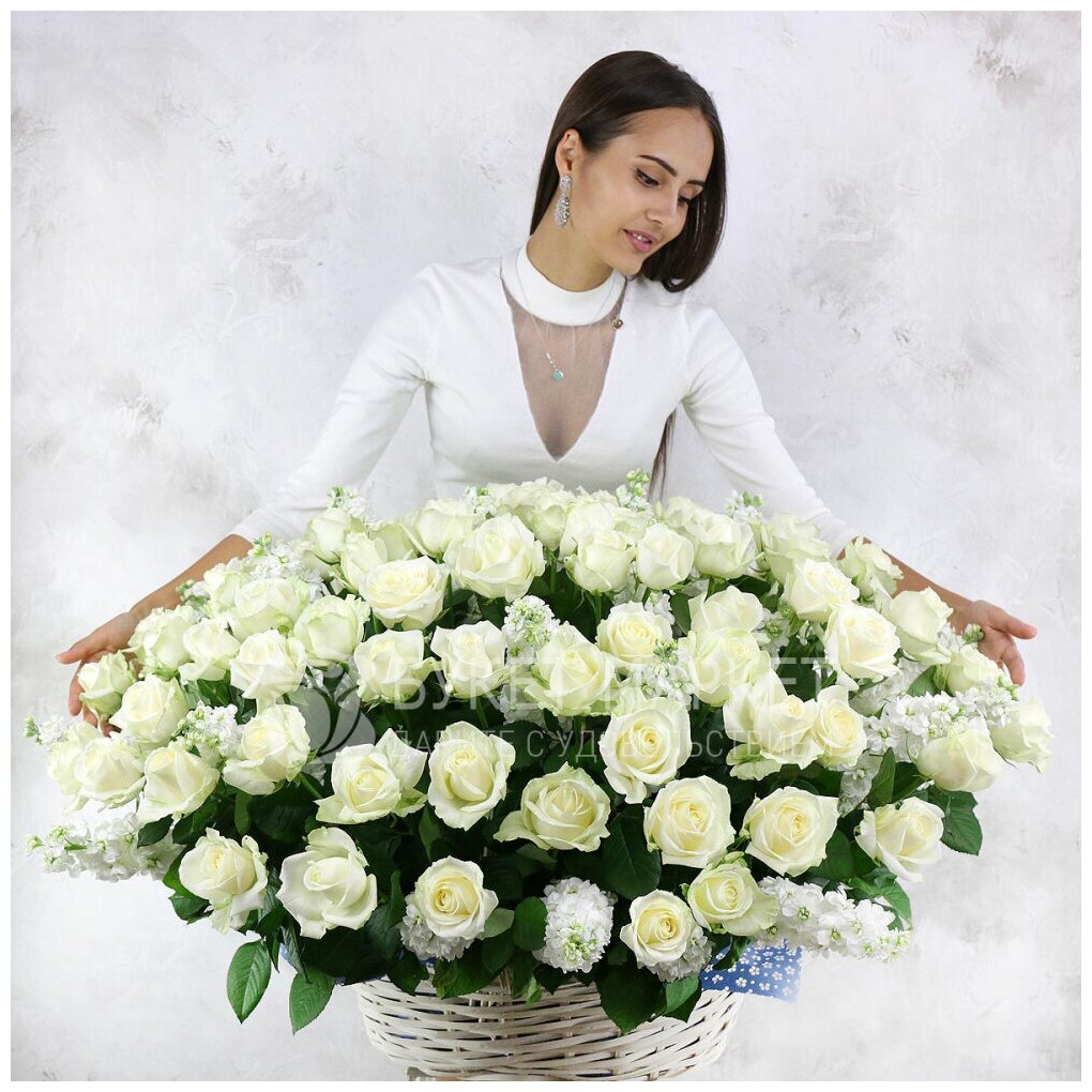 Букет Букет Маркет "Белые розы", на стеблях, 55 см, монобукет