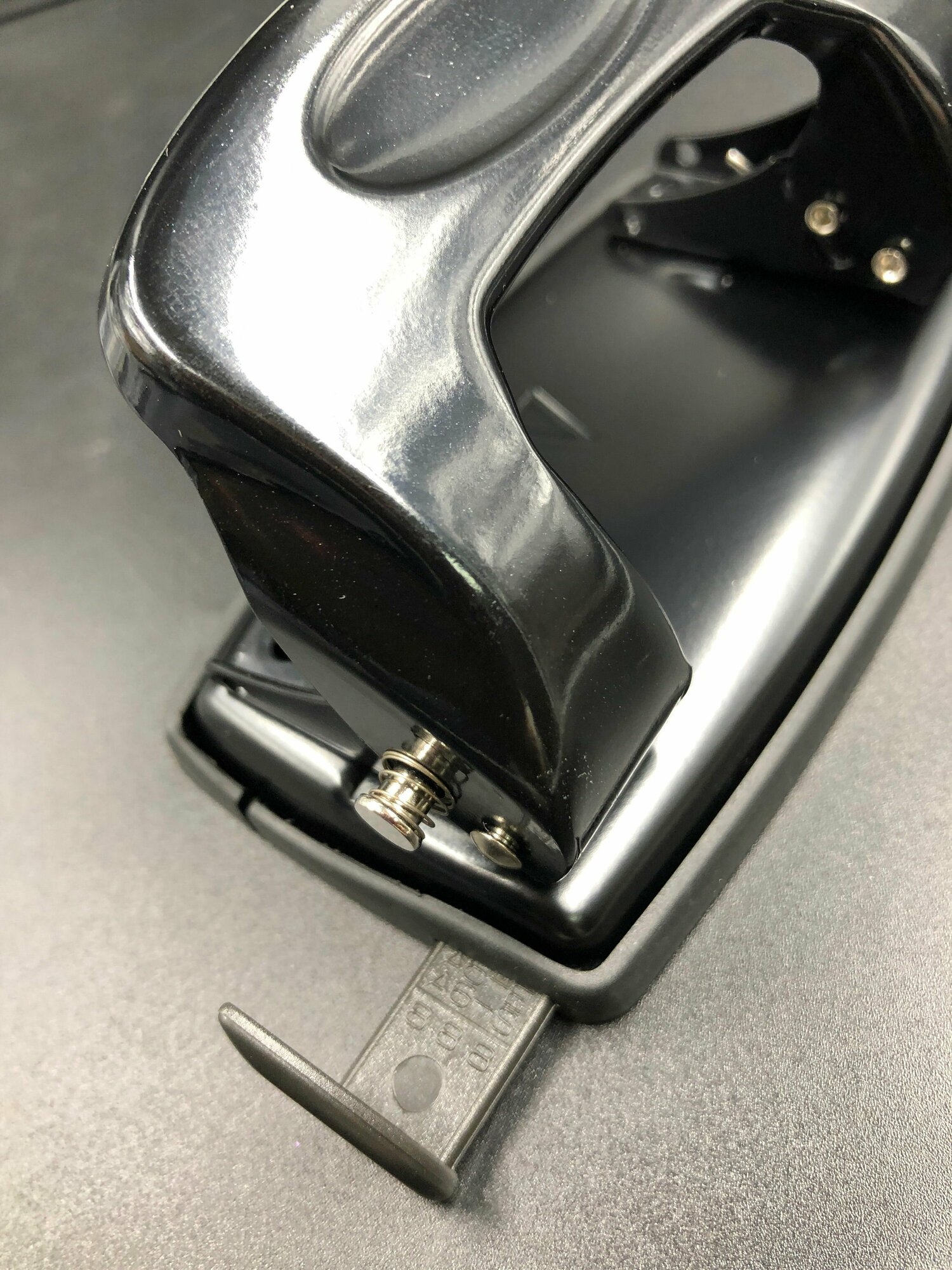 Дырокол Index METALLIC, до 12 листов, металлический корп, черныйный, линейка + фиксатор