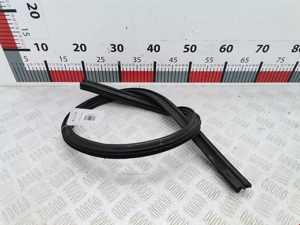 Уплотнитель капота Volkswagen Golf 3 1H6823707 арт. 1938919