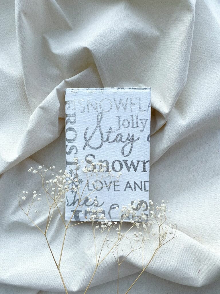 Многоразовая обложка для книг, ежедневников и блокнотов из вельветовой ткани с принтом.