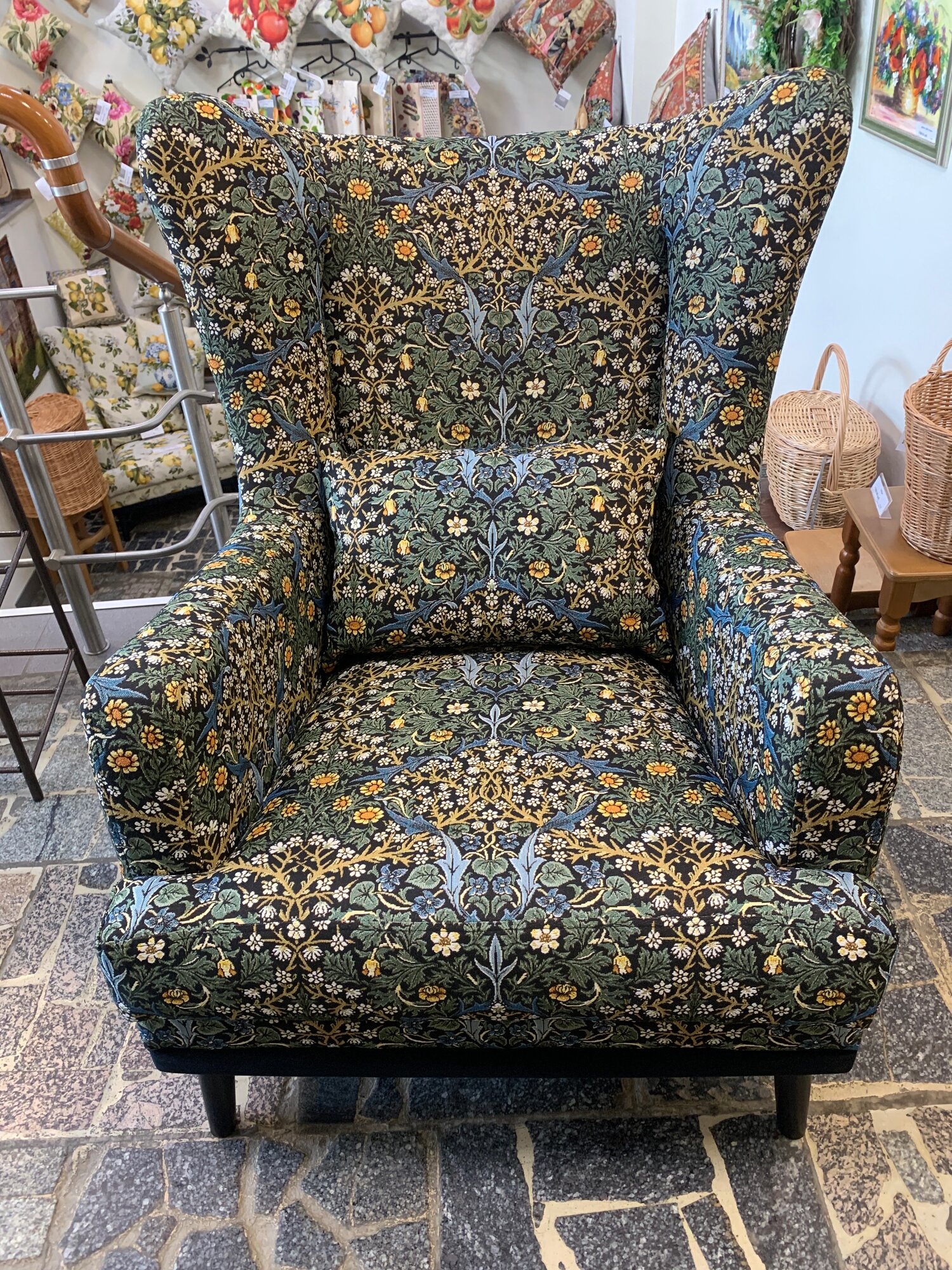 Кресло гобеленовое с ушами классическое "Терновник" (по мотивам работы У. Морриса)