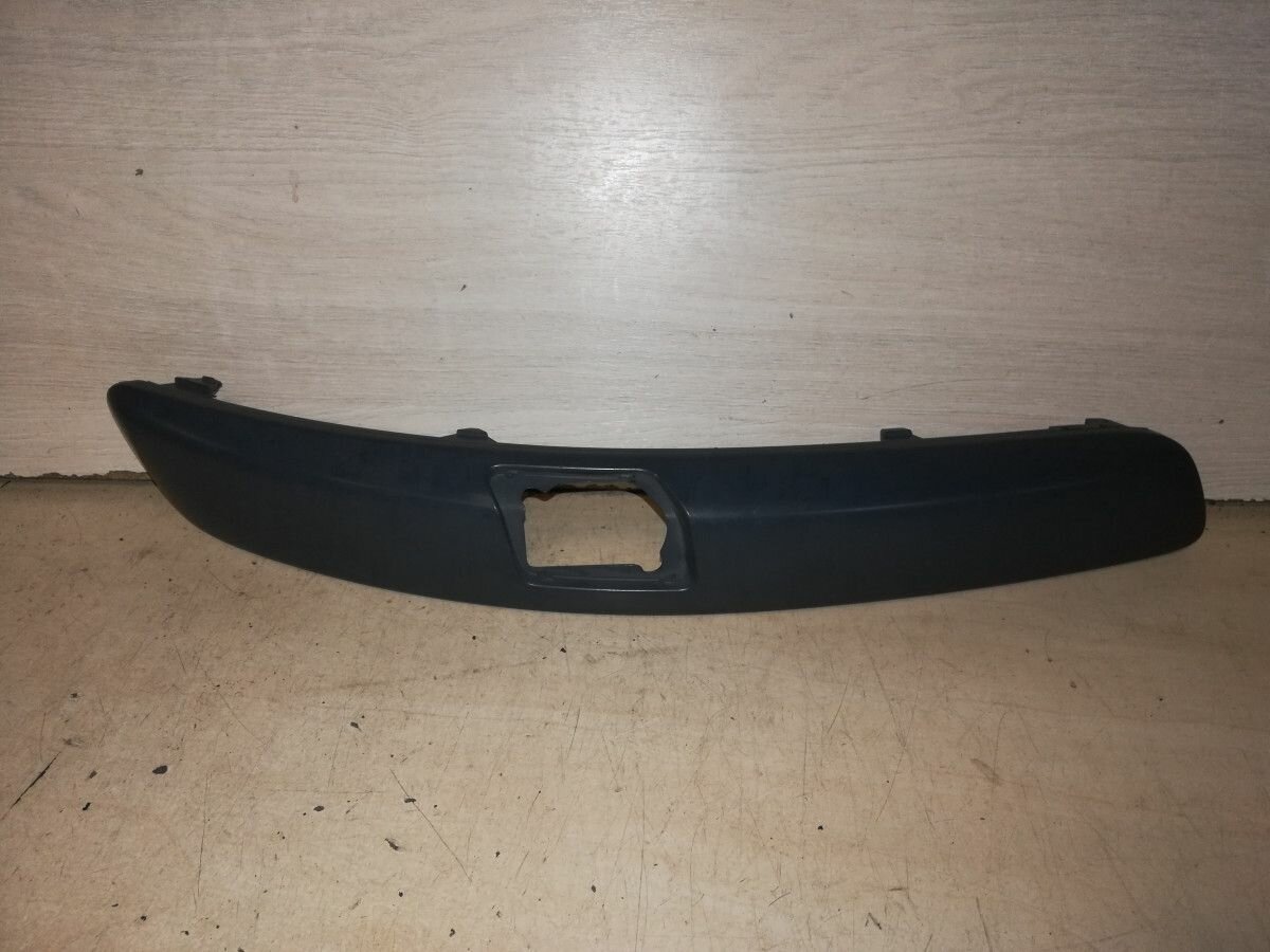 Молдинг переднего бампера правый Volkswagen Golf 5