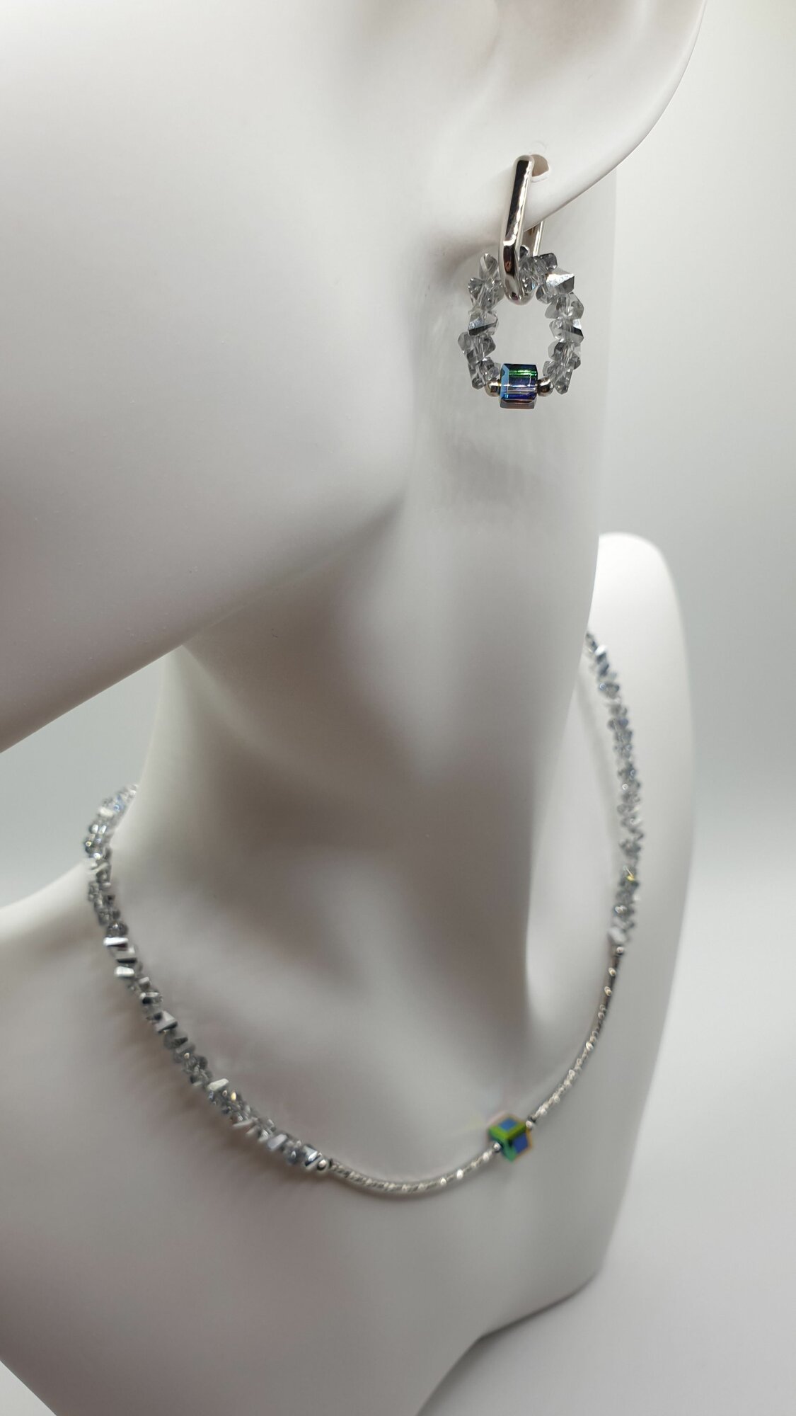 Комплект бижутерии: колье, кристаллы Swarovski