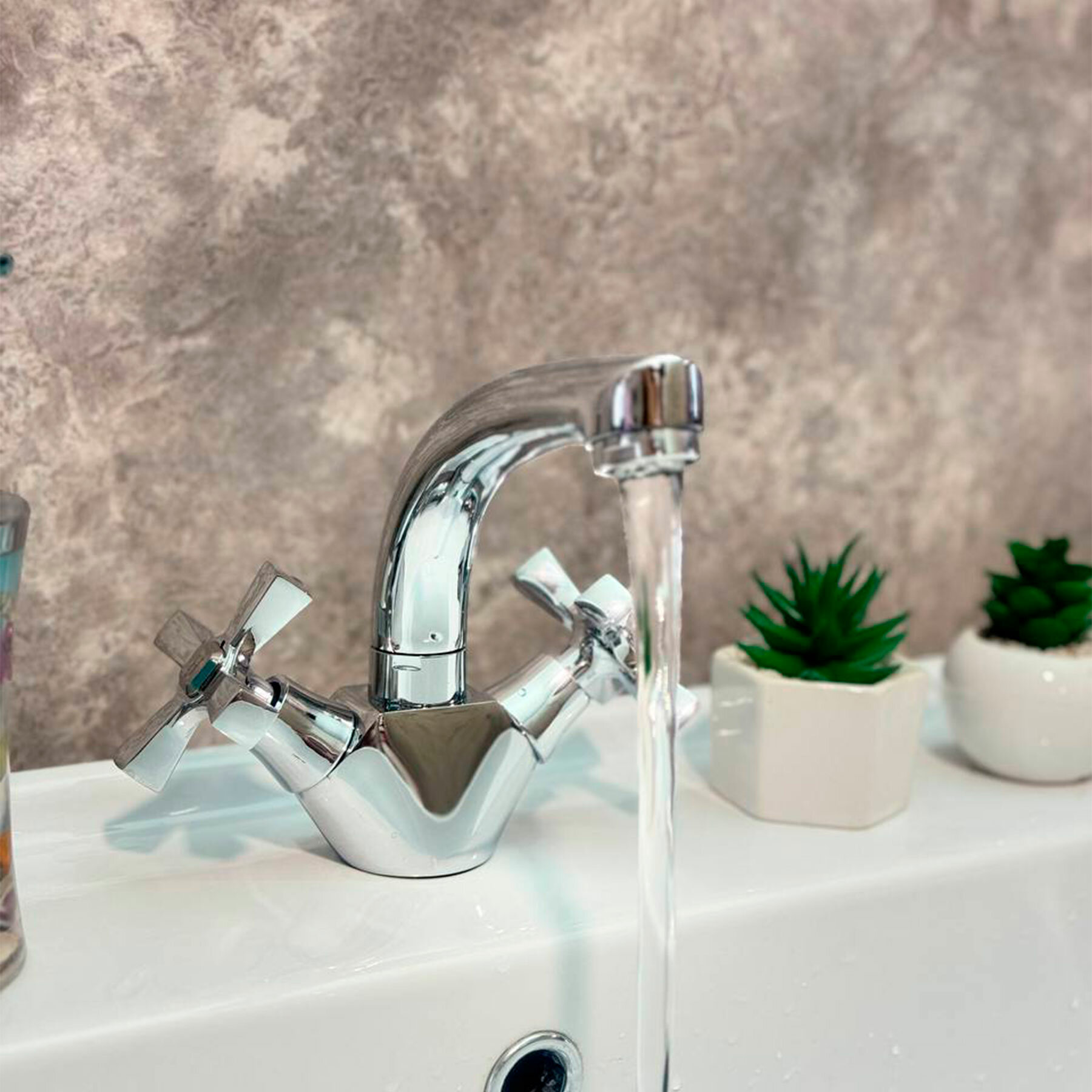 Смеситель для раковины и умывальника из латуни с поворотным изливом H10014 от бренда Hansen