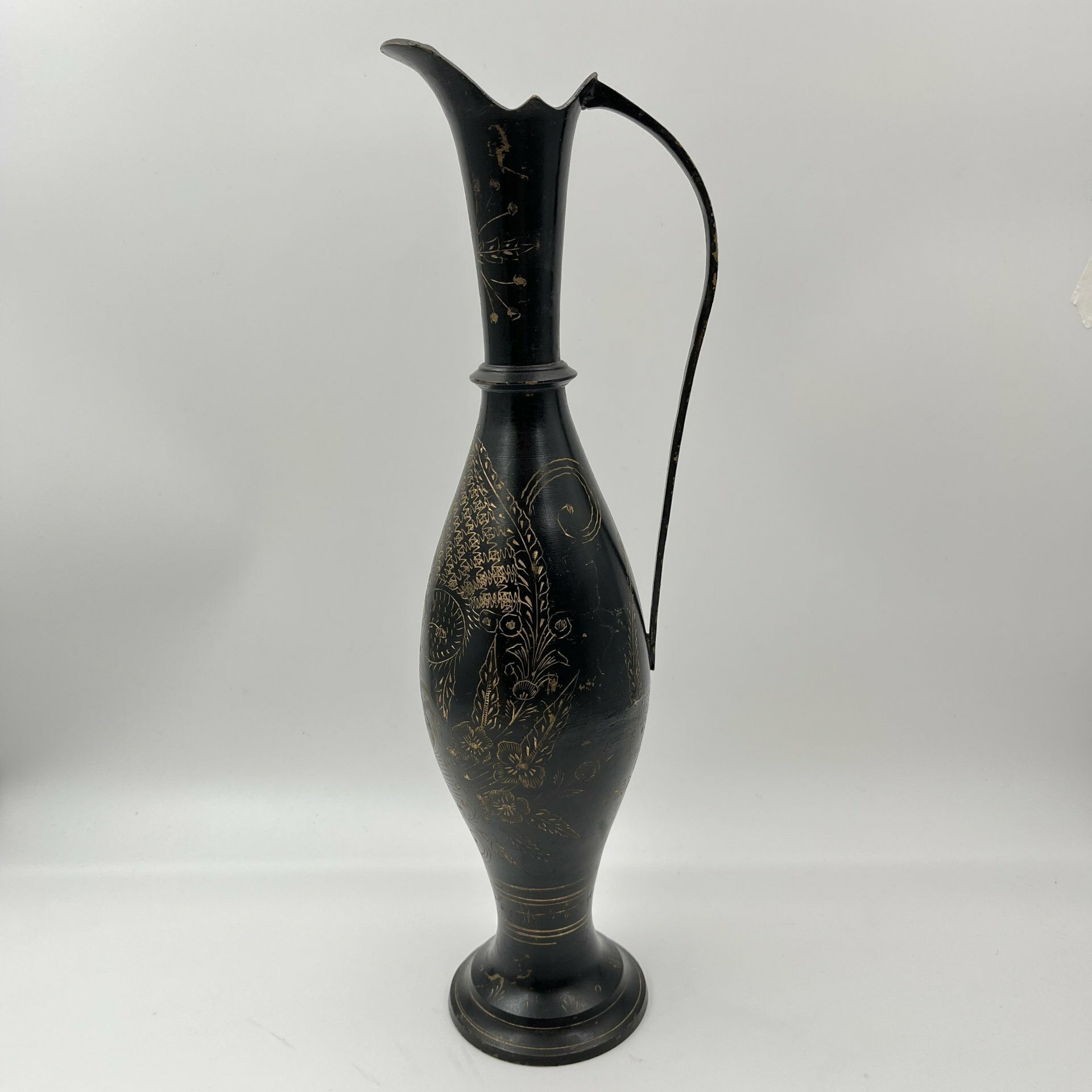 Кувшин в восточном стиле, украшенный растительным декором, латунь, гравировка