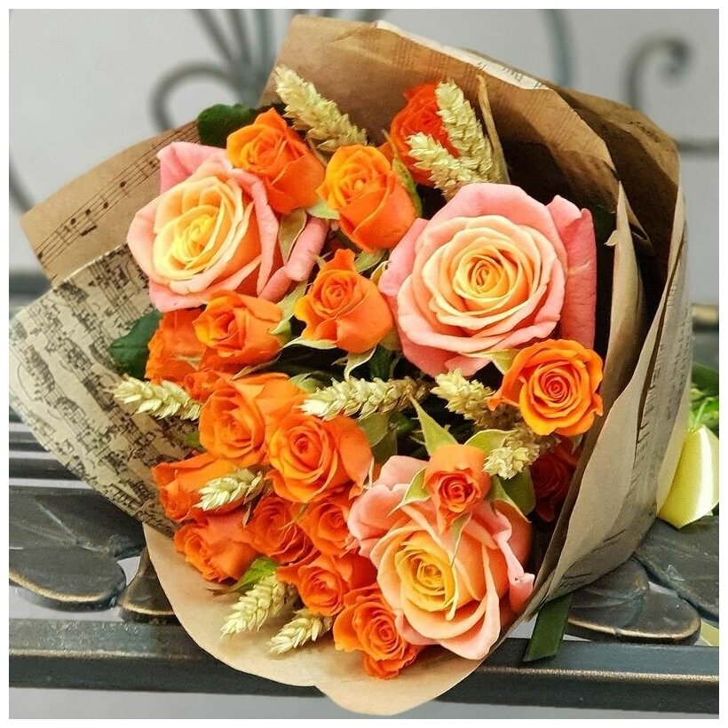 Букет "Талисман Флора", из кустовых роз и пшеницы, на стеблях