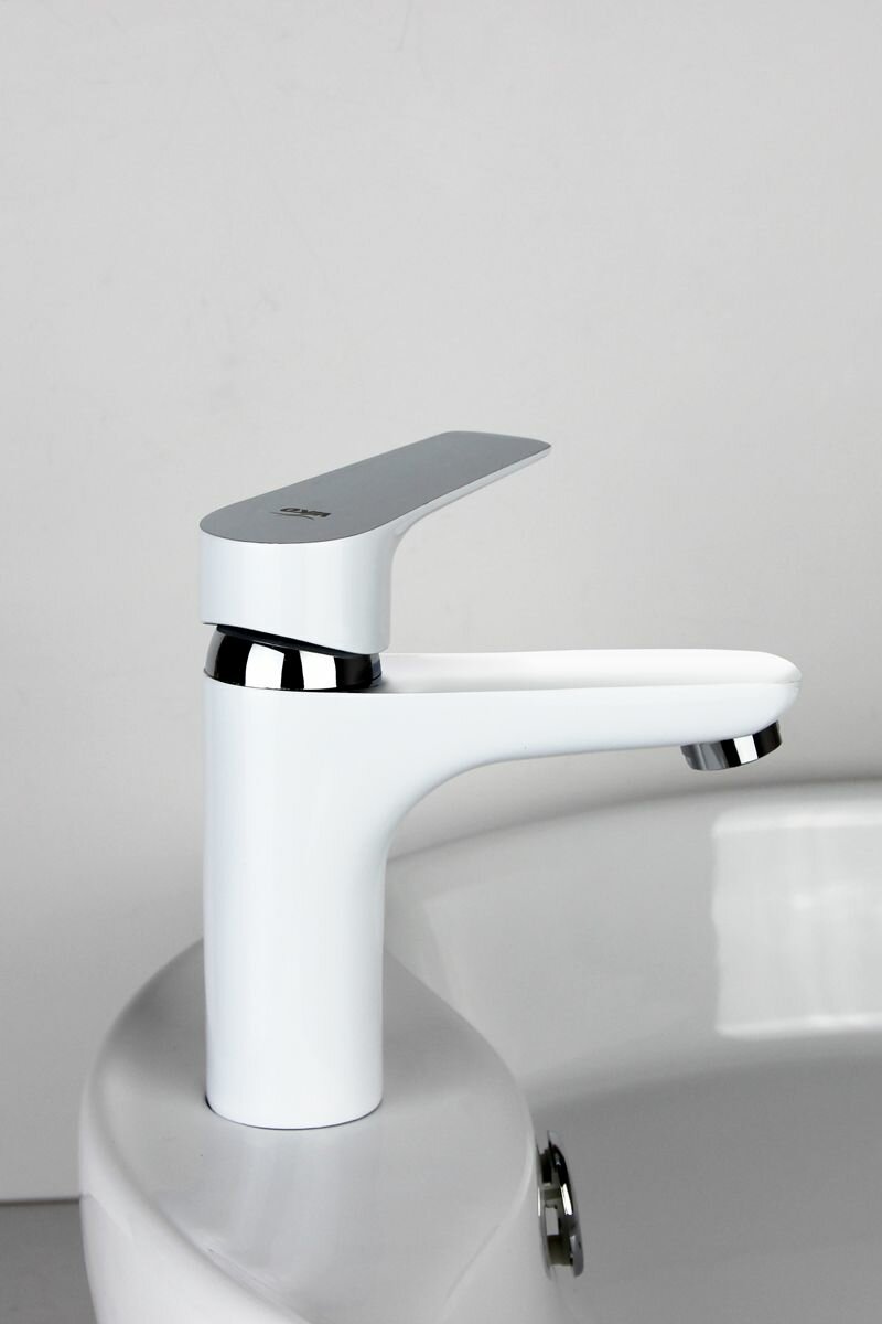 Смеситель для раковины (умывальника) латунный с литым изливом в ванную комнату V-4141 Белый/Хром