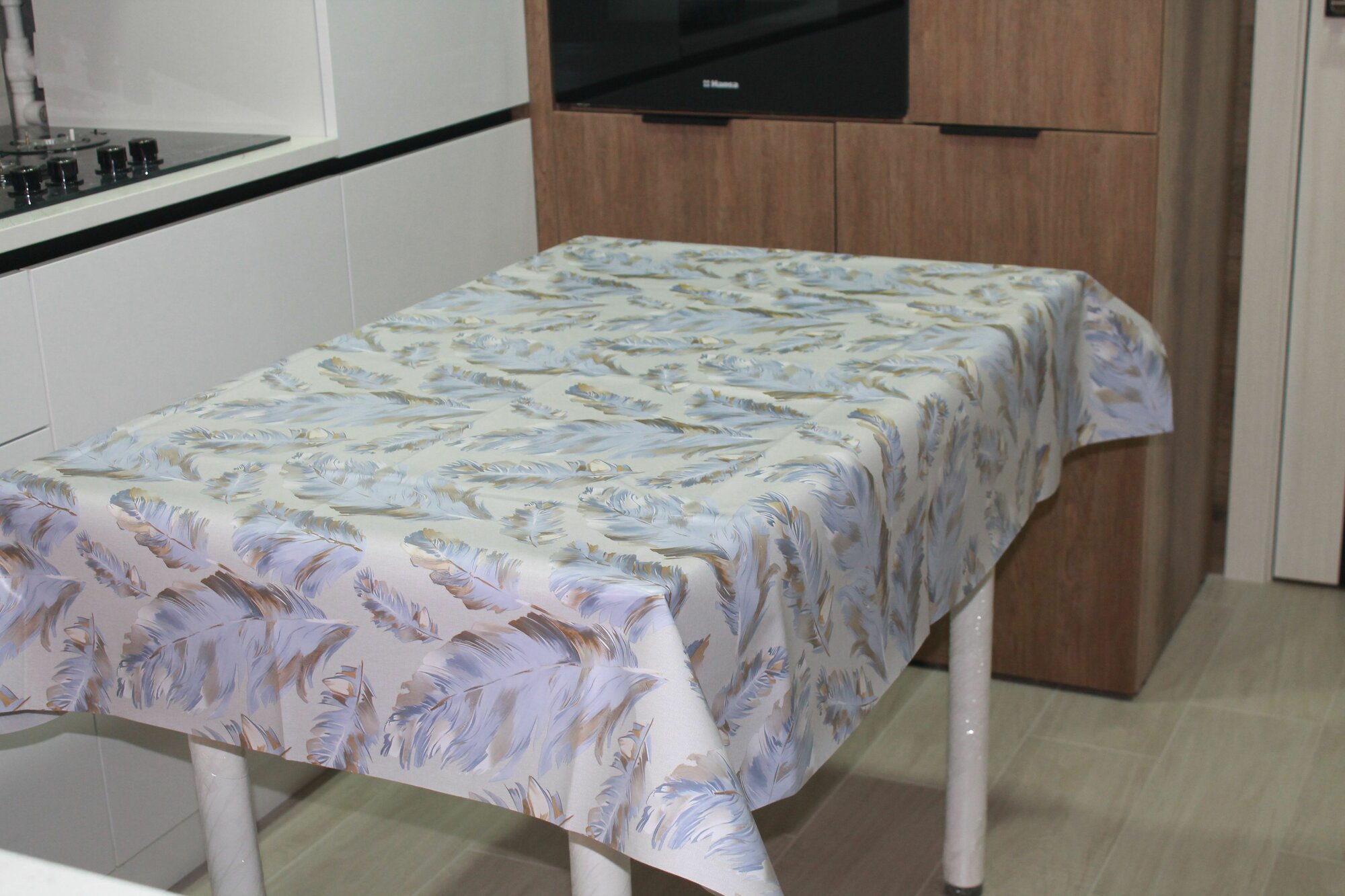 Клеенка-скатерть на стол с рисунком перья 140х120