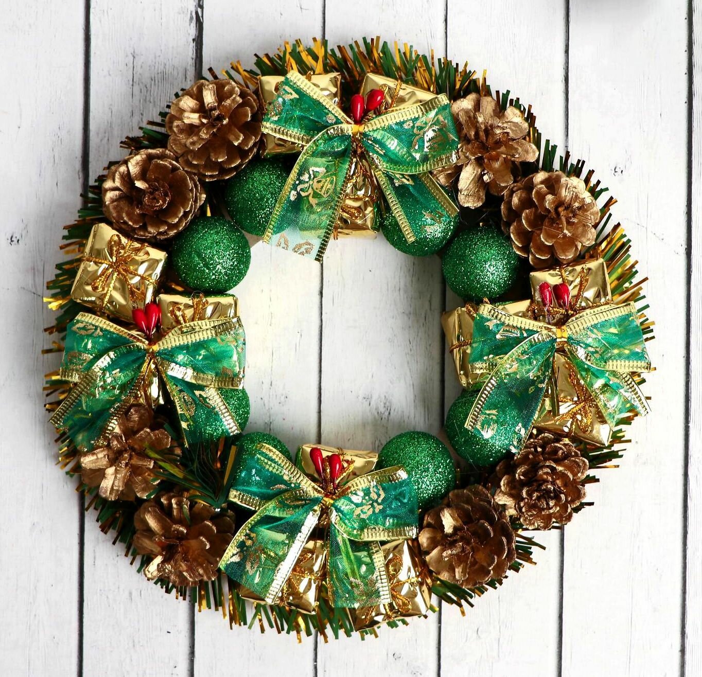 Новогодний венок "Зелёные бантики и шарики" 22 см, красивый уличный венок, рождественское декоративное украшение на дверь для дома на Новый год
