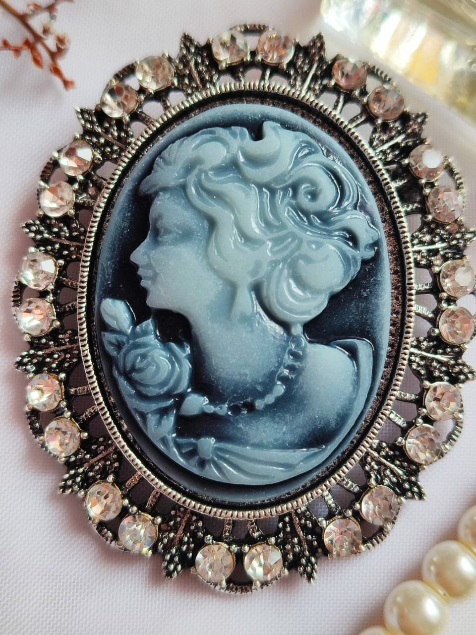 Брошь, стразы