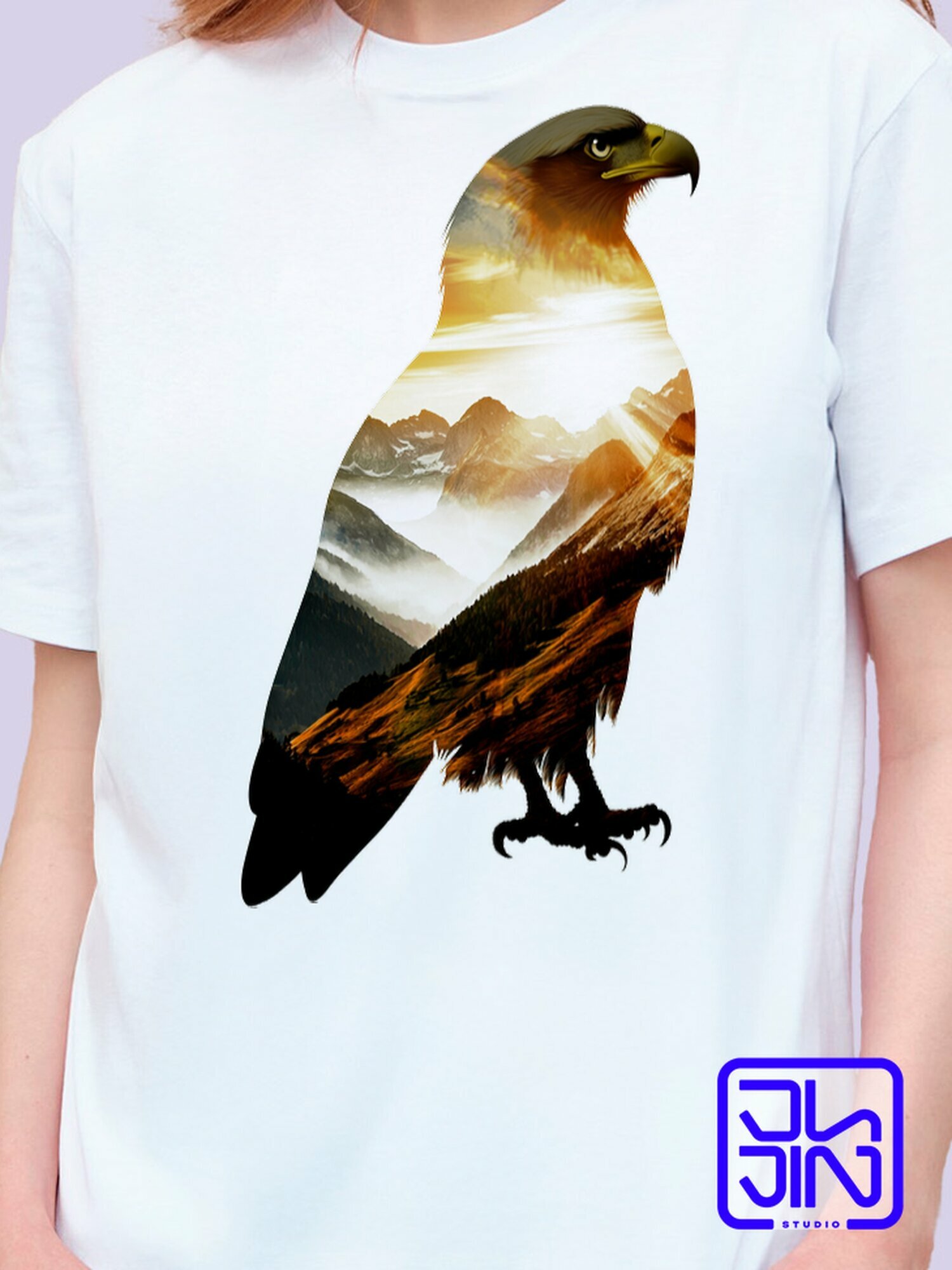 Футболка классическая женская с авторским принтом Могучий орел на фоне оранжевого, желтого заката с высокими горами, белый хлопковый трикотаж с прикольным рисунком на груди